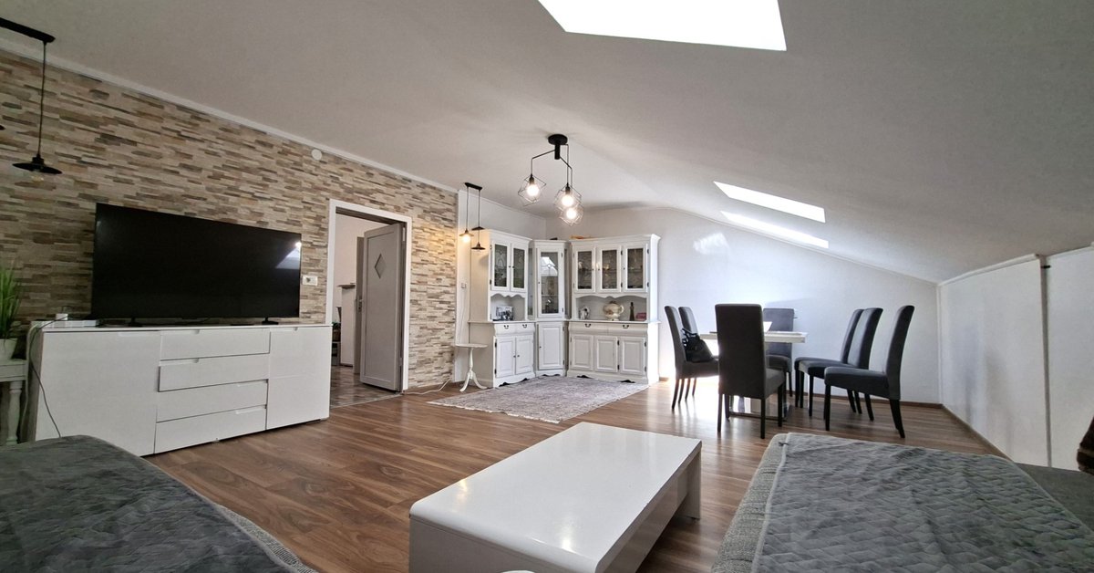 PROSTRAN OBITELJSKI STAN SA POGLEDOM NA GRAD | Family nekretnine